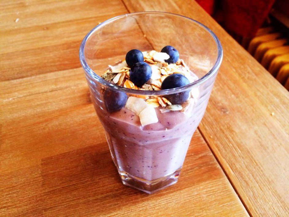 BLAUWE BESSEN-BANAAN SMOOTHIE - Gymjunkies l Fitness, Food & Mindset.
